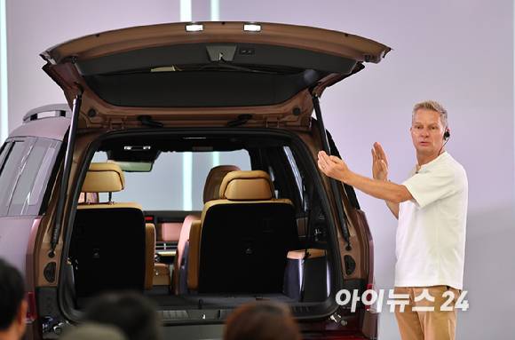 [현장] 정통 SUV로 재탄생…현대차 '디 올 뉴 싼타페' 세계 첫 공개