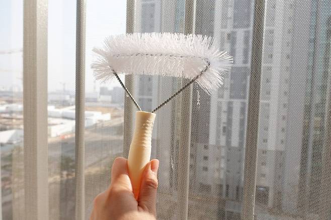 다이소 ‘이것 쓰고 창문 청소가 5분으로 줄었네요 오늘의집