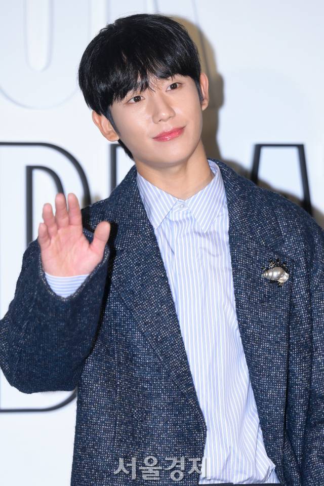 정해인 부드러운 손 인사 Se★포토