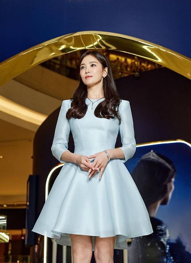 송혜교 싱가포르에 뜬 요정 보석처럼 빛나는 비취색 드레스룩 패션엔