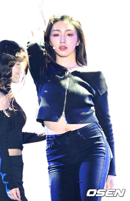 트리플에스 박소현 긴 머리카락 쓸어 올리며 [사진]