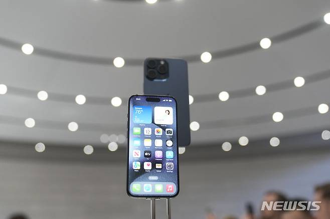 신상이 왜 이래아이폰15 프로 색상 어둡고 칙칙한 이유