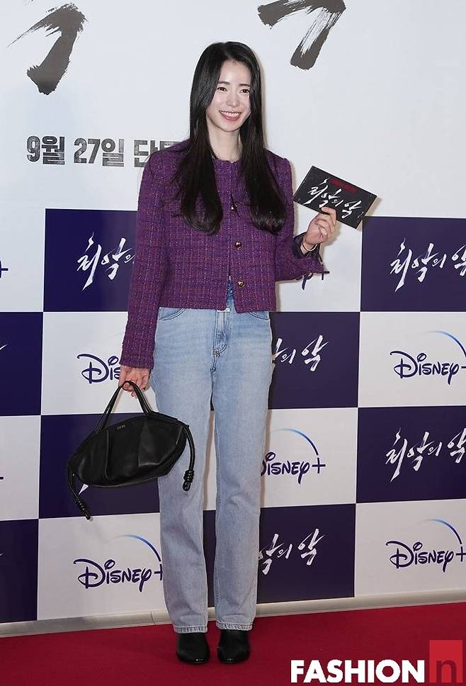 임지연 트위드 재킷과 청바지 조합 스타일리시한 시사회룩 패션엔