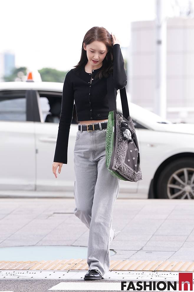 소녀시대 윤아 보기만 해도 심쿵 로코퀸의 크롭 카디건 출국 패션엔