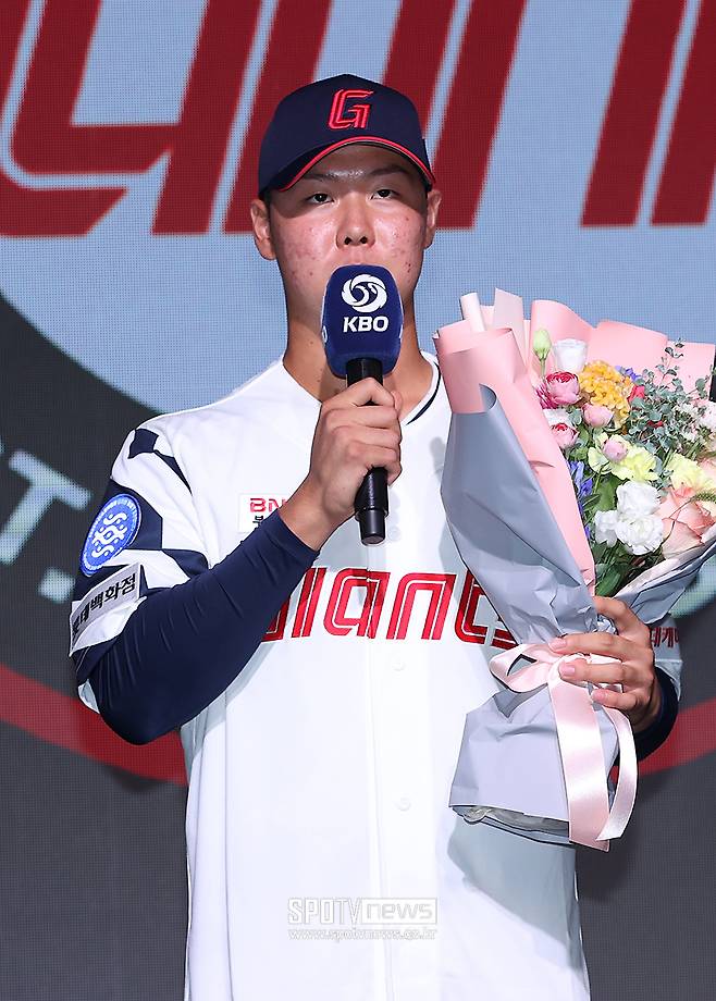 전타니 전미르 시구로 사직 팬들에 인사한다롯데 루키데이 실시