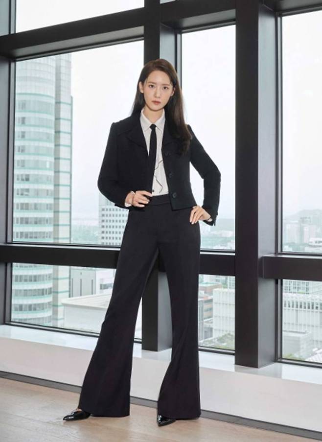 윤아·송혜교·김희애·김혜수 셀럽들도 푹 빠진 올드머니룩 향연 패션엔