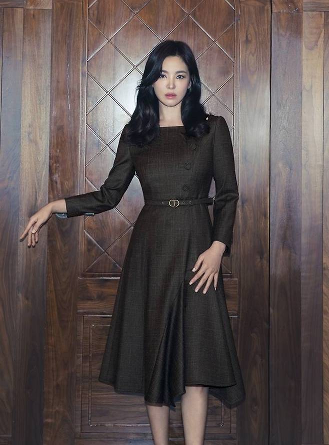 윤아·송혜교·김희애·김혜수 셀럽들도 푹 빠진 올드머니룩 향연 패션엔