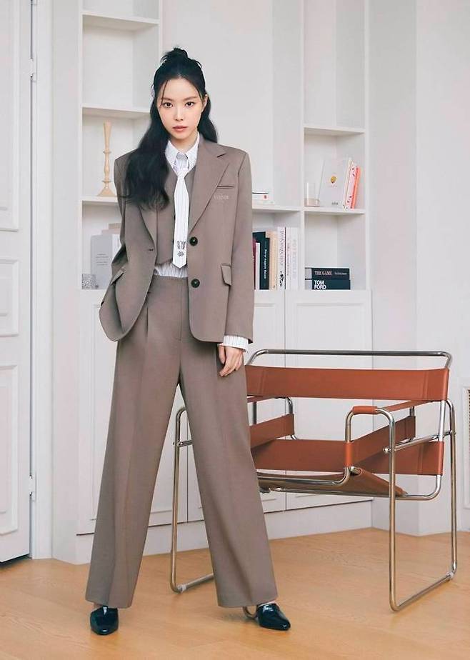 윤아·송혜교·김희애·김혜수 셀럽들도 푹 빠진 올드머니룩 향연 패션엔