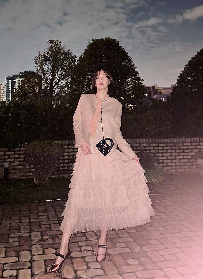 윤아·송혜교·김희애·김혜수 셀럽들도 푹 빠진 올드머니룩 향연 패션엔