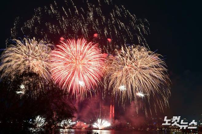 가을 저녁 화려한 불꽃의 축제