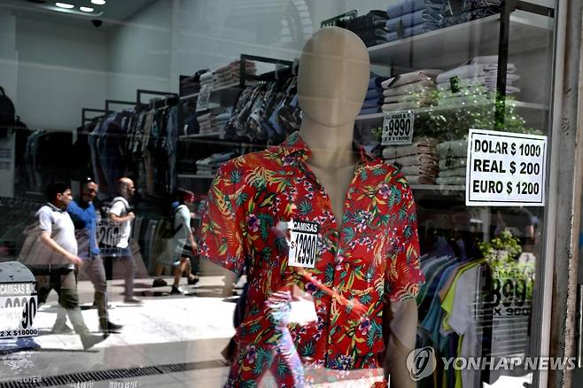 폭락하는 아르헨티나 통화암시장서 달러당 1천 페소 돌파