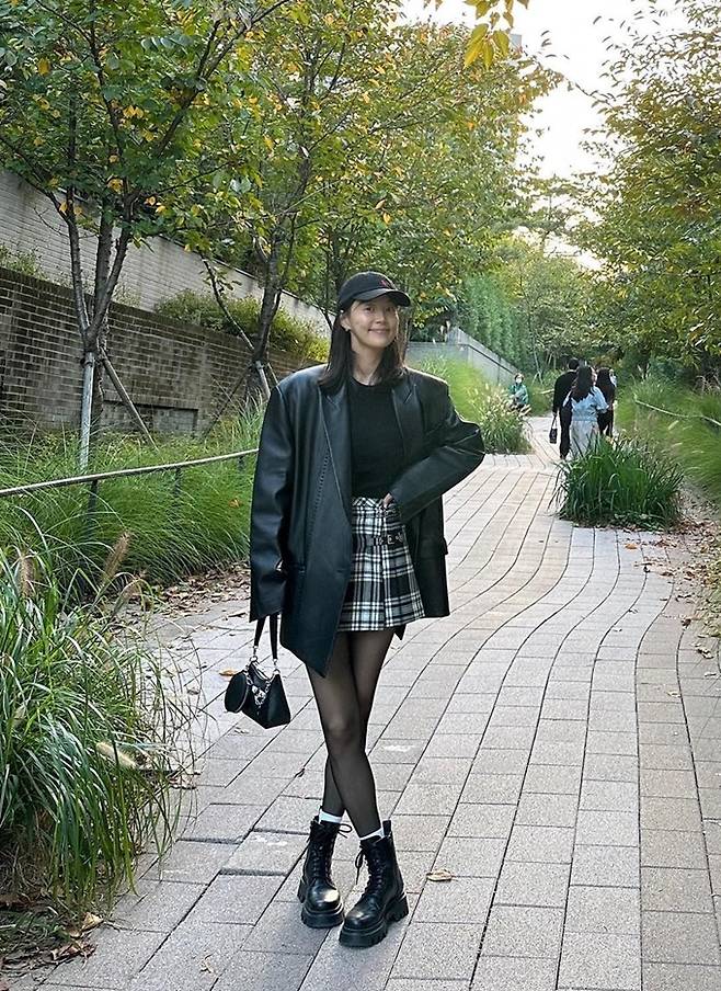 한지혜 다시 찾은 리즈시절 가죽 재킷 볼캡으로 뽐낸 하의실종룩 패션엔