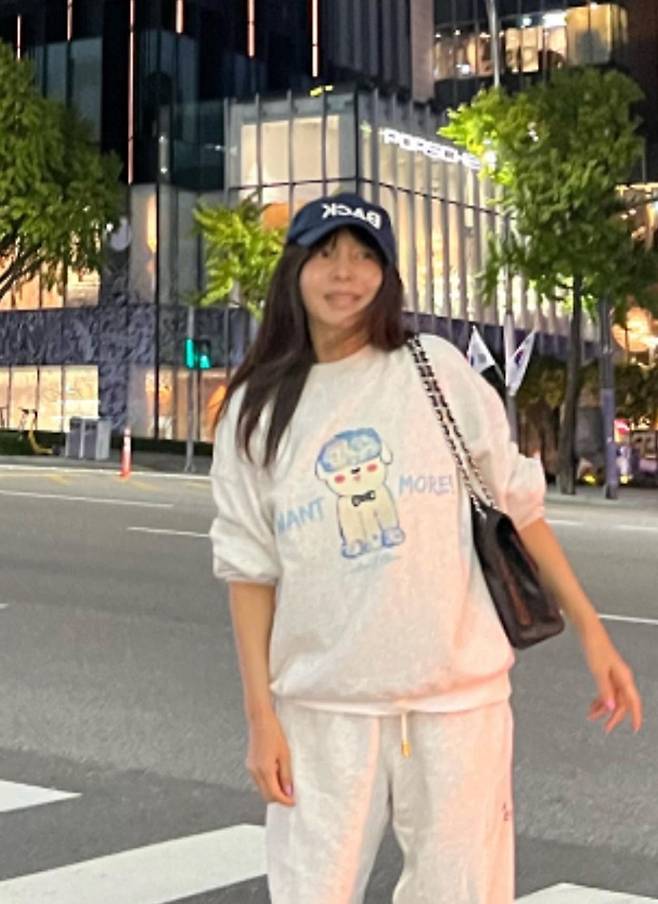 황신혜 가을밤 걷기 운동에 딱 막입어도 힙한 스웻셋업룩 패션엔