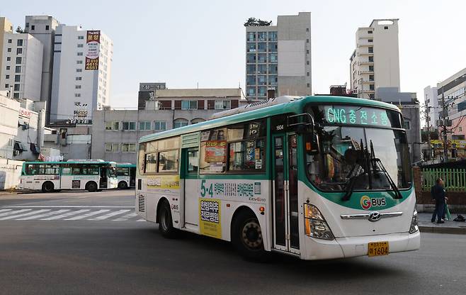 단독 버스 준공영제 앞두고사모펀드 차고지 팔고 저수익 노선 폐지