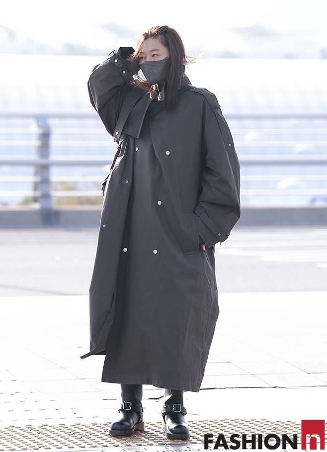 전지현 가을 낭만 제대로 코트 자락 휘날리며 홍콩 출국 패션엔