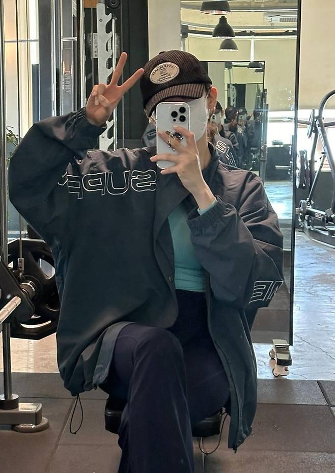 강민경 10년간 헬스장 운동광 감탄 나오는 완벽한 레깅스핏 패션엔
