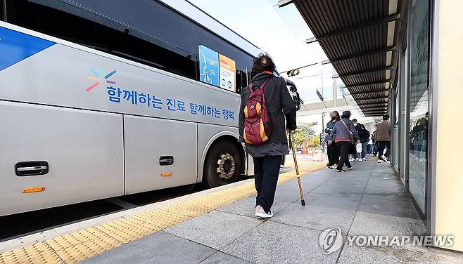 병원 셔틀버스 기다리는 사람들