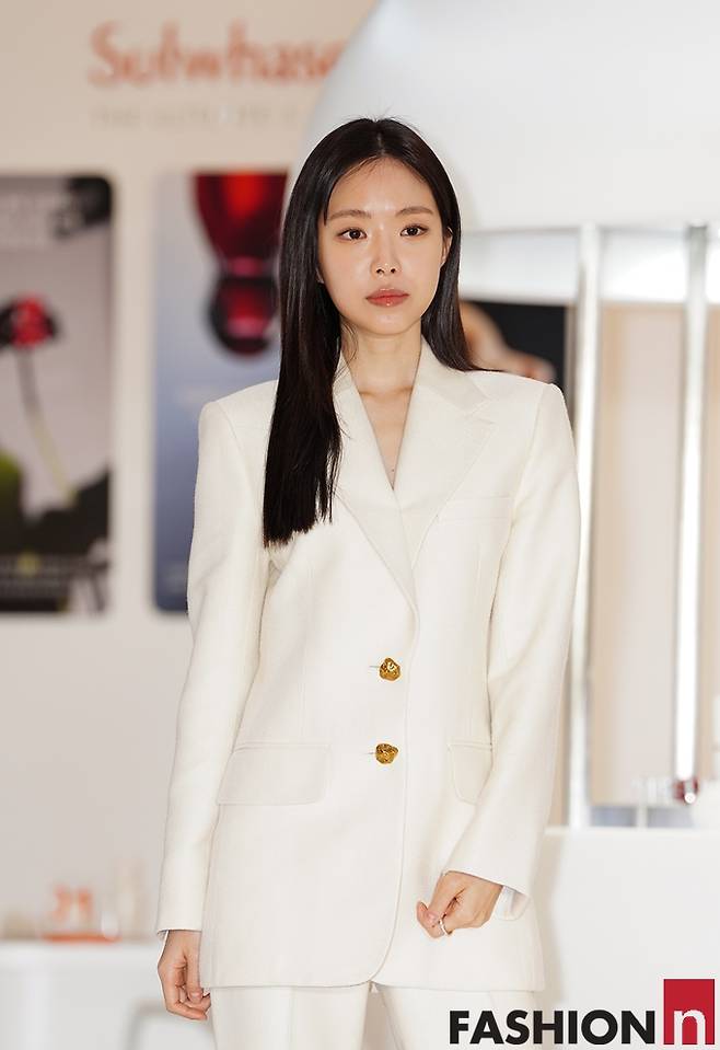 손나은 남자 보다 멋져 시선강탈 화이트 슈트 나들이룩 패션엔