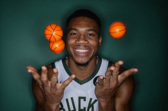 아데토쿤보 Nba 밀워키와 계약 연장3년간 2512억원