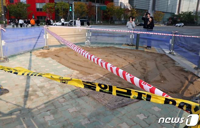 어제 퇴근때도 밟던 길 4m 깊이 싱크홀에 여의도 직장인들 불안