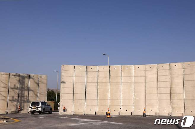 포토 레바논 이스라엘 국경 사이 세워진 방폭