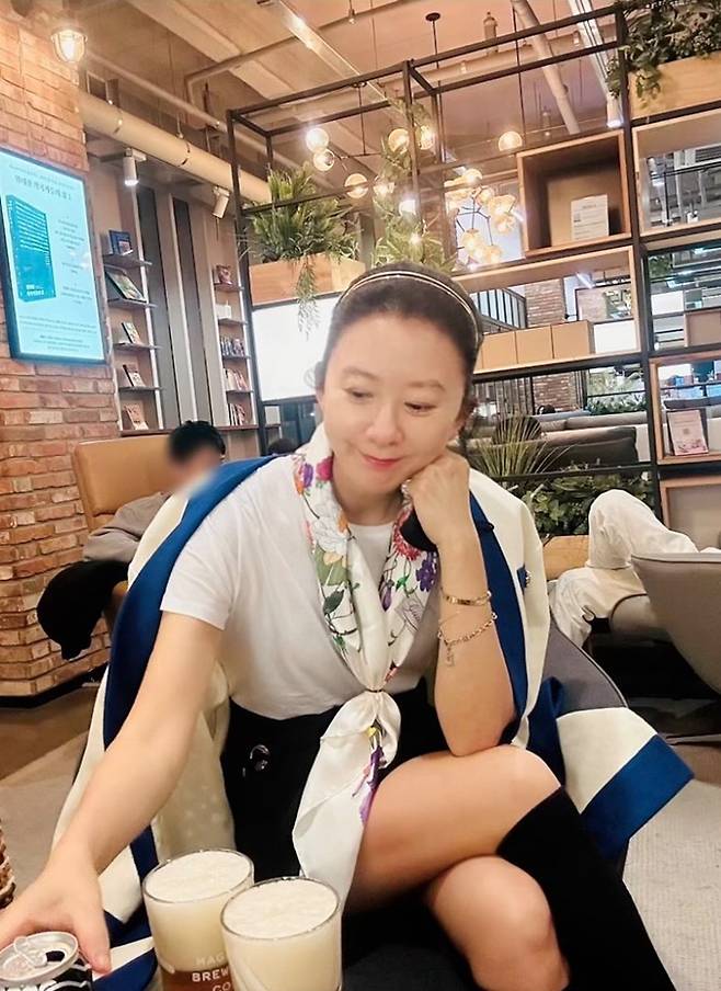 김희애 한복 두루마기 우아함의 변주 화이트 코트 뮤지컬 나들이룩 패션엔