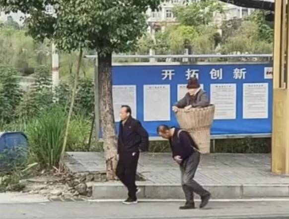 어릴때 돌봐주셨기에”89세 어머니를 바구니에 넣어 짊어진 형제의 ‘효심