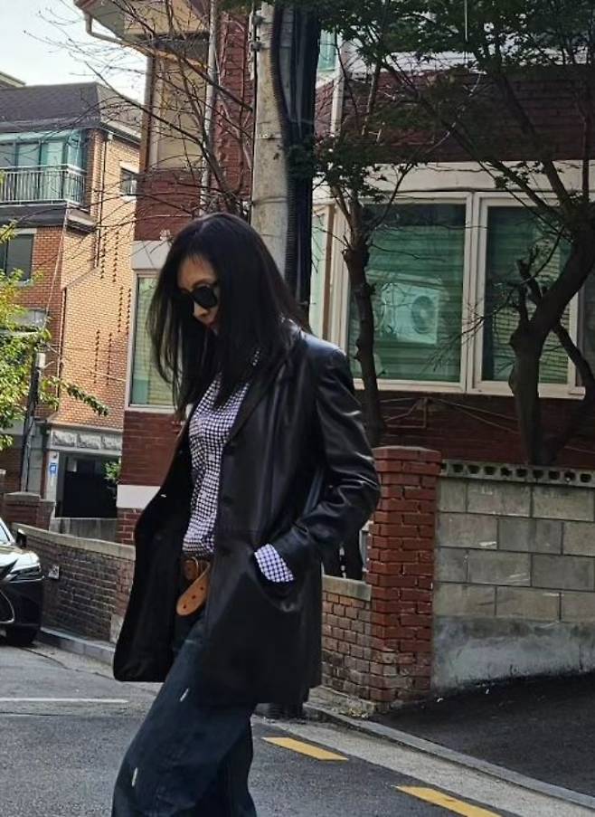 채시라 가죽 재킷 하나면 끝 툭 걸친 가을 멋쟁이의 시크한 외출룩 패션엔