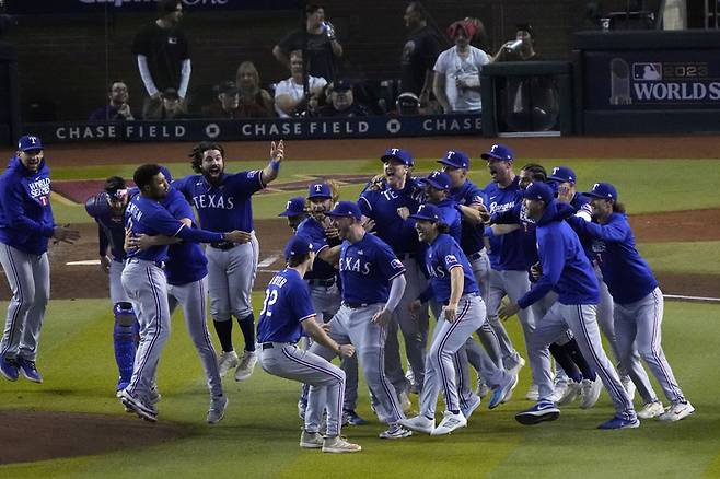 Mlb 월드시리즈 첫 우승···62년 숙원 푼 텍사스
