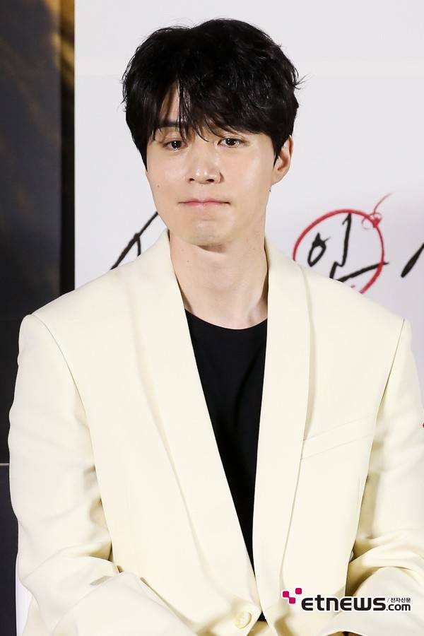 포토 이동욱 입술 꾸욱~