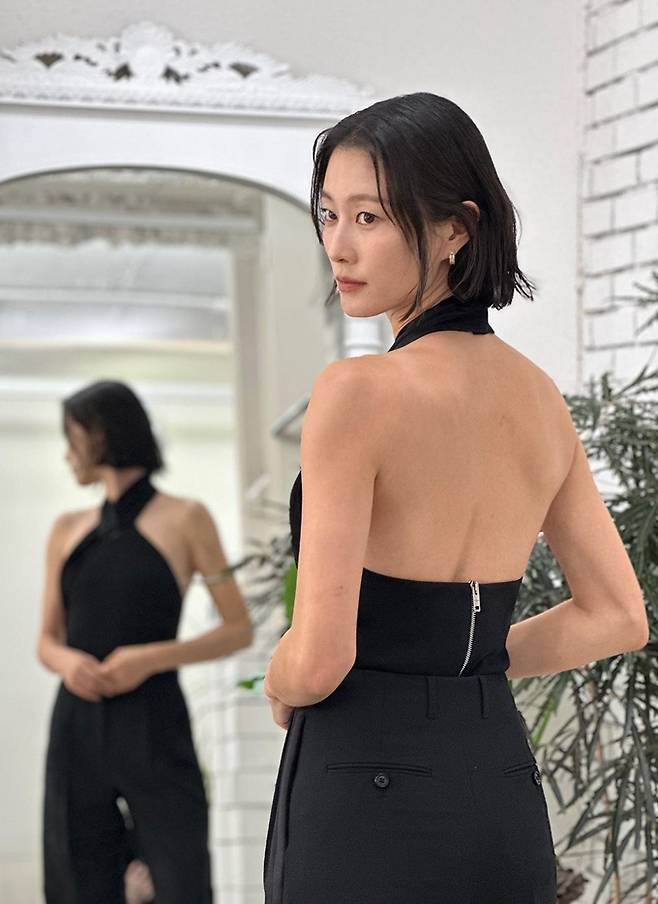 두아이 엄마 이현이 모델은 달라 놀라운 뒤태 백리스 블랙 드레스핏 패션엔