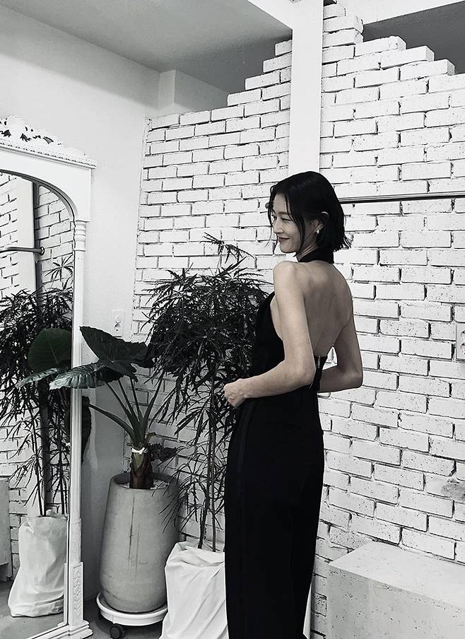 두아이 엄마 이현이 모델은 달라 놀라운 뒤태 백리스 블랙 드레스핏 패션엔