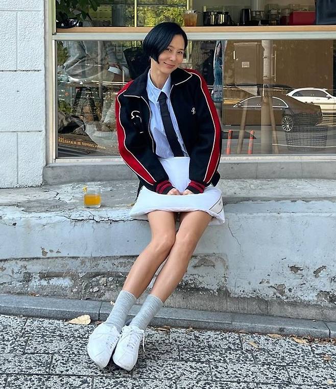 김나영 버시티 재킷과 이불 치마 은근 귀여운 클래식한 뉴프레피룩 패션엔