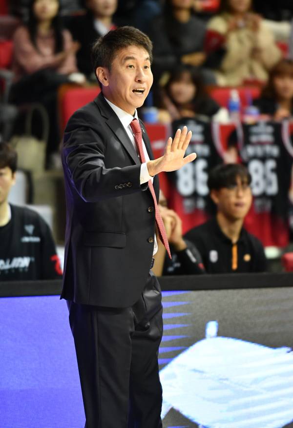 ‘우승 감독은 위기일 때 더 빛났다