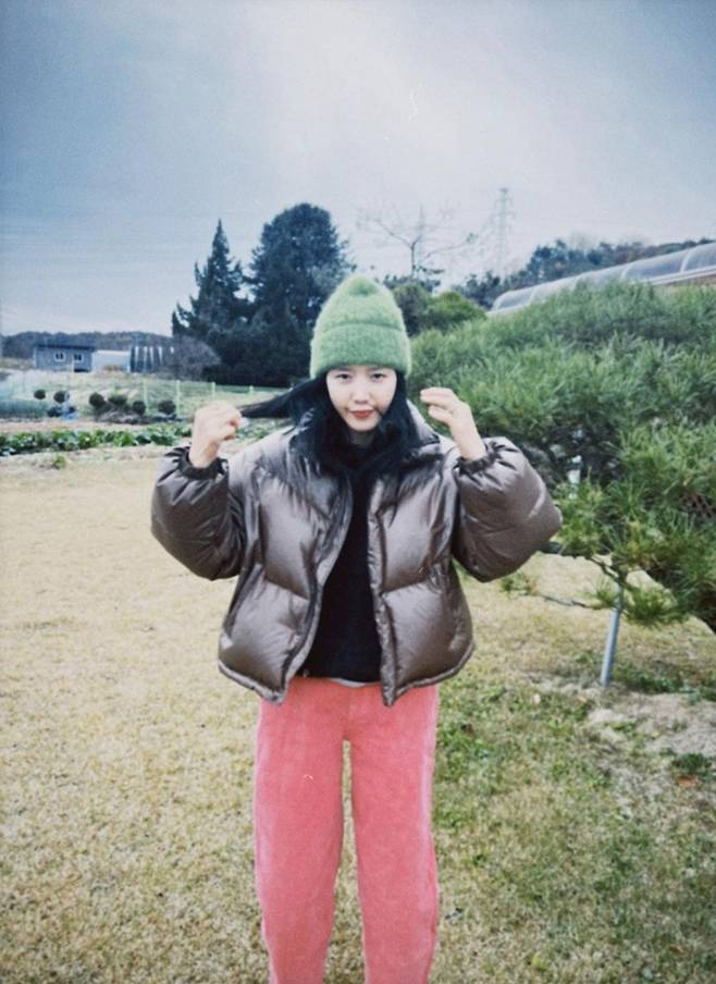 채정안 기온 뚝 포근한 꾸안꾸 비니에 숏패딩 동네 언니 같은 겨울 데일리룩 패션엔