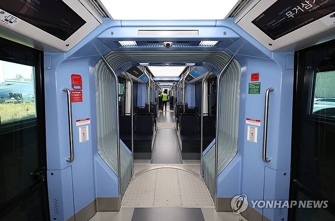 운행 준비하는 울산 수소전기트램 내부
