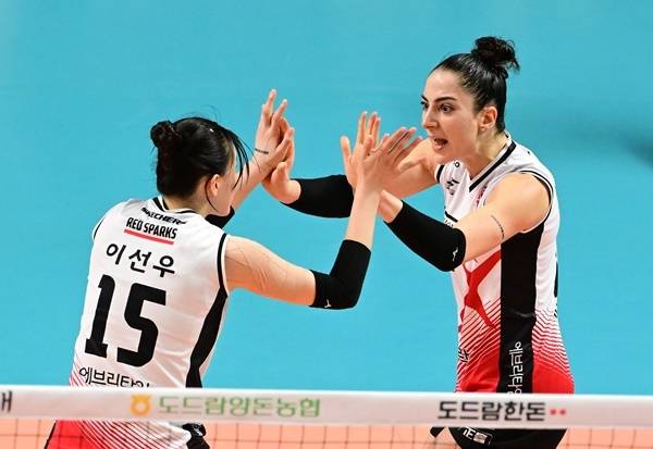 국대 Mb 듀오에 메가 지아 쌍포까지 보유했는데gs에 또 무너진 정관장 다음은 ‘최근 상대전 12g 10패 천적 도로공사다