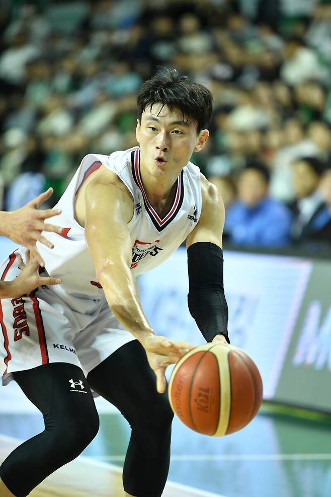 3점 성공률 최하위 현대모비스 그래서 더 반가운 신민석 마수걸이 3점
