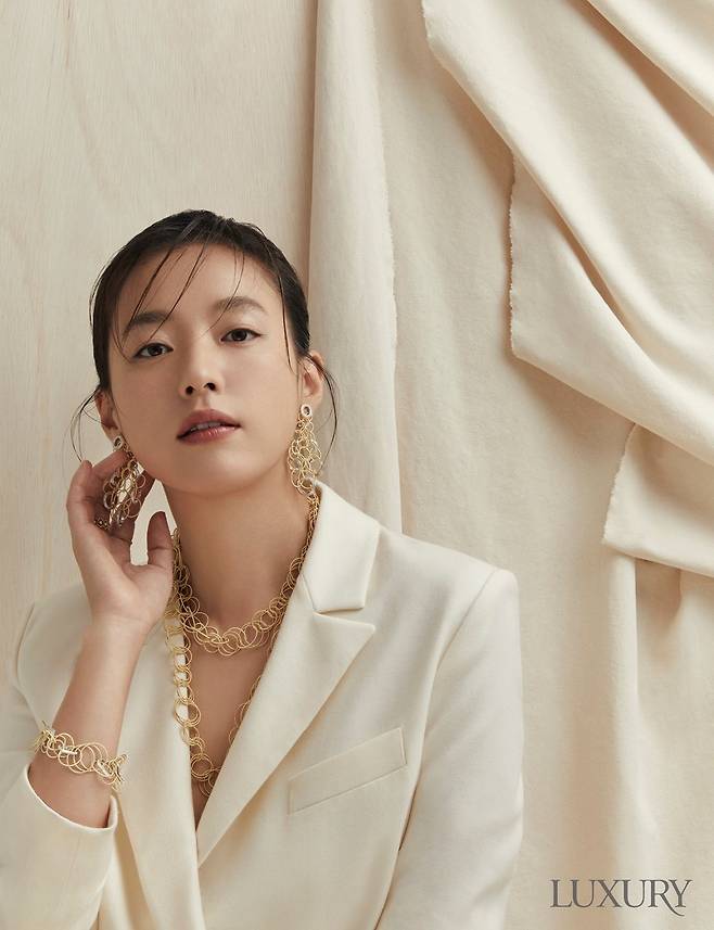 한효주 올드머니룩 완벽 소화 화보