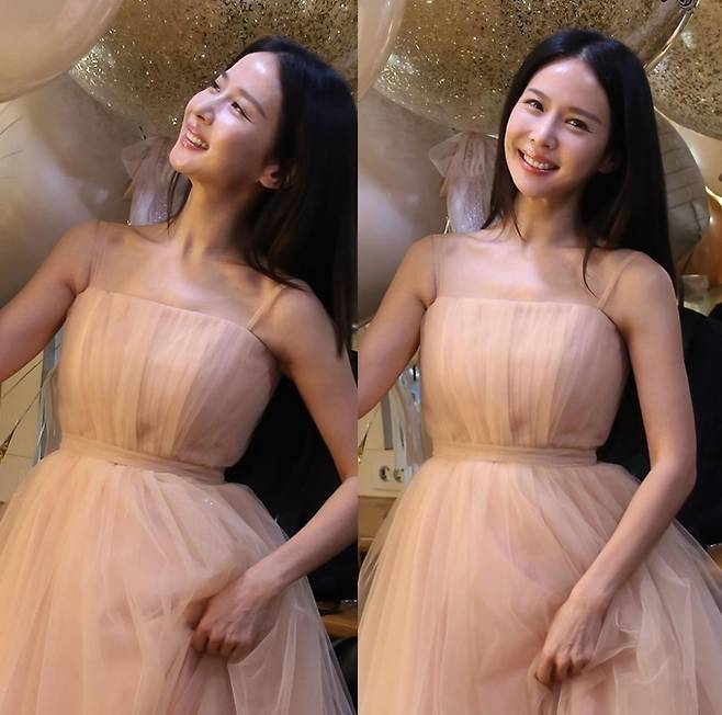 조여정 아무리 봐도 요정 40대 나이 거스른 핑크 튜브톱 드레스룩 패션엔
