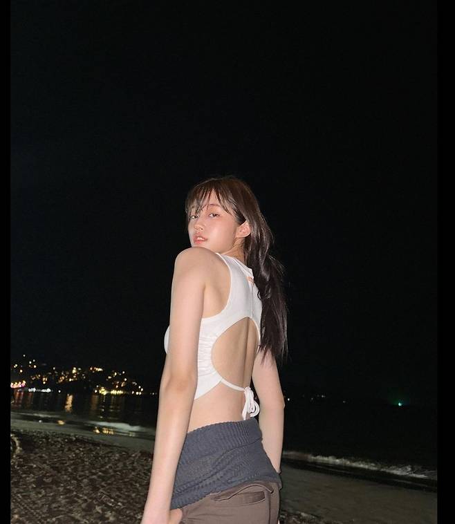 노윤서 크롭 민소매 시스루 니트 가디건 허리춤에 두르고 태국 바닷가 산책 스타와 패션