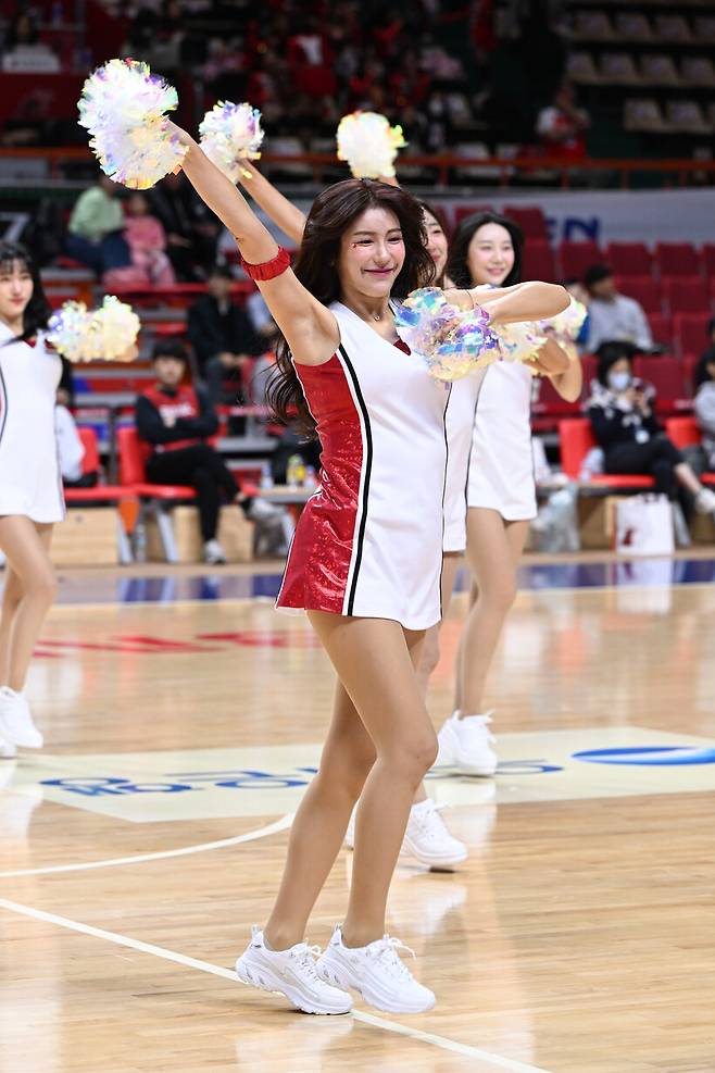 KCC-BNK 맡은 김연정 치어리더, “두 팀 모두 봄농구까지 즐기길”