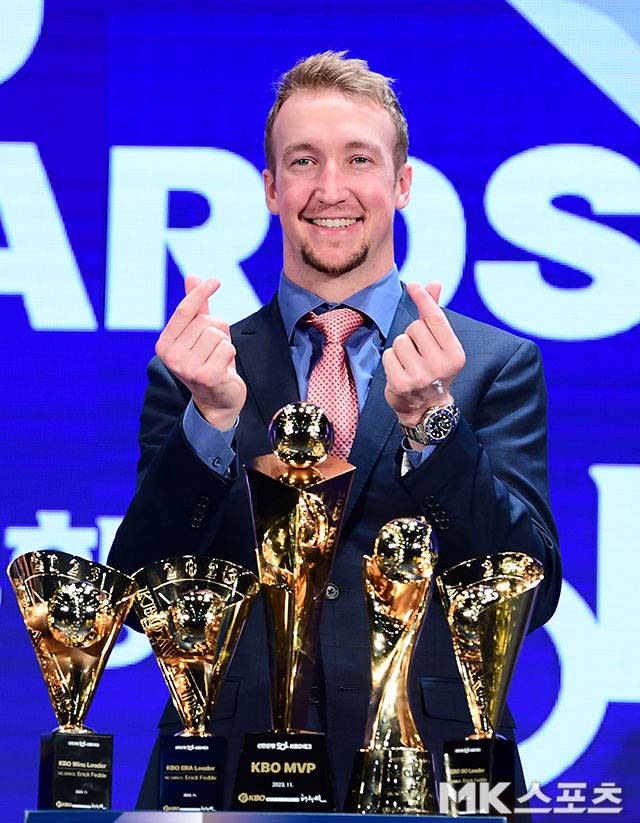 2023 KBO MVP는 3관왕 페디, 신인왕은 160km 문동주 영예 [MVP&신인왕]