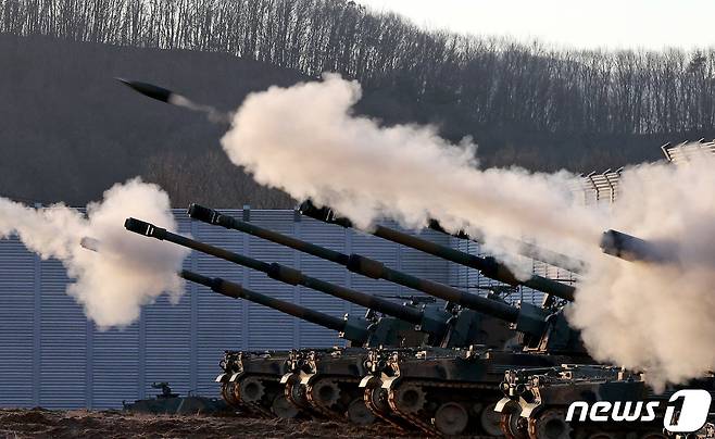 뉴스1 Pick 육군7포병여단 K9a1 자주포 사격훈련445km 떨어진 표적지 백발백중