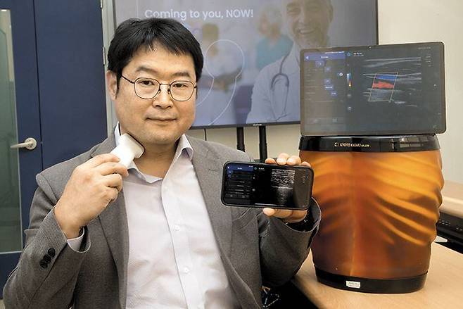 세계 최초로 소형 무선 초음파 개발 재난현장서도 환자 진료할 수 있죠”