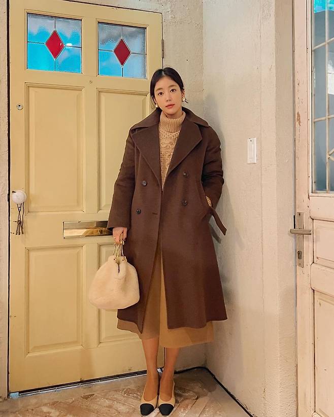 기은세 브라운 컬러 패션 코디룩 브라운코트 카멜니트 라이프 뉴세이