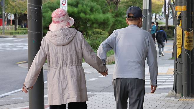 여전히 7세 差 장수인 늘어도 남녀 수명 차이 그대로인 까닭