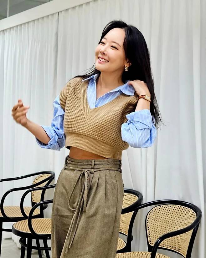 소유진 세아이 엄마 Y2k 집콕 스타일 개미허리 드러낸 크롭 니트룩 패션엔