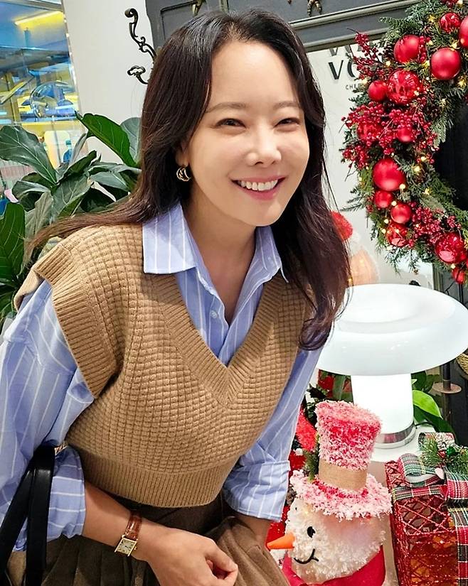 소유진 세아이 엄마 Y2k 집콕 스타일 개미허리 드러낸 크롭 니트룩 패션엔