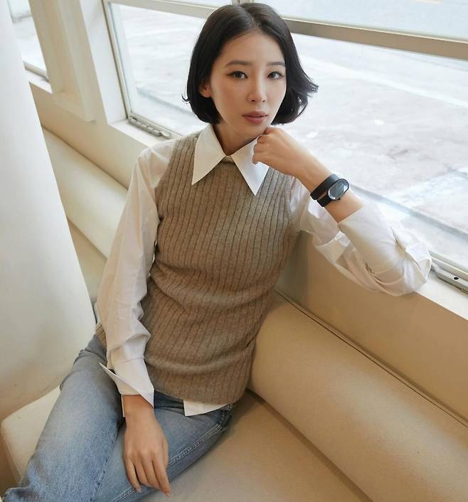 아이린 화이트 셔츠와 조끼 그리고 청바지 기본템이 가장 멋스러워 스타와 패션